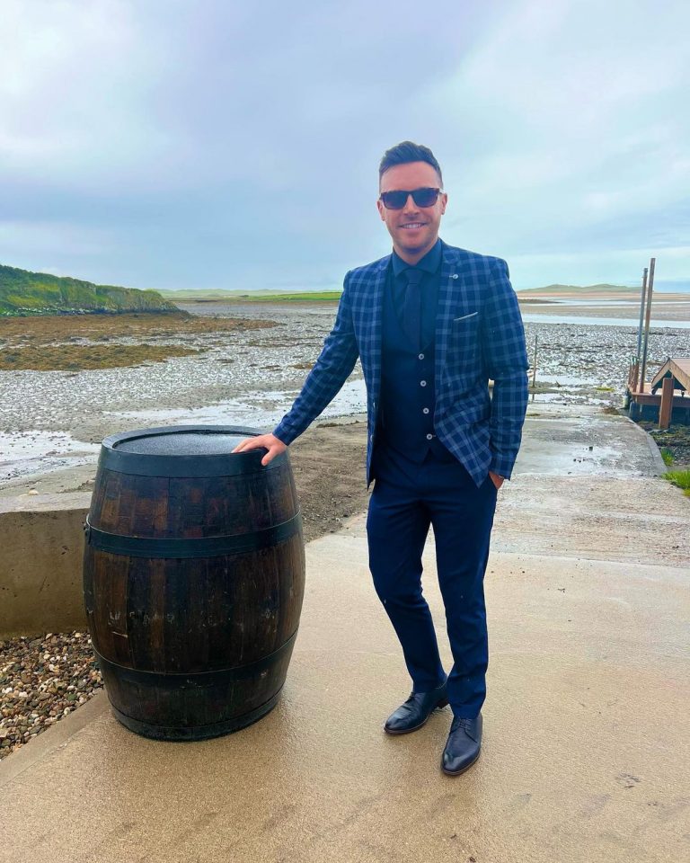 Nathan Carter attends ex Lisa McHugh's wedding with brother Jake - VIP ...