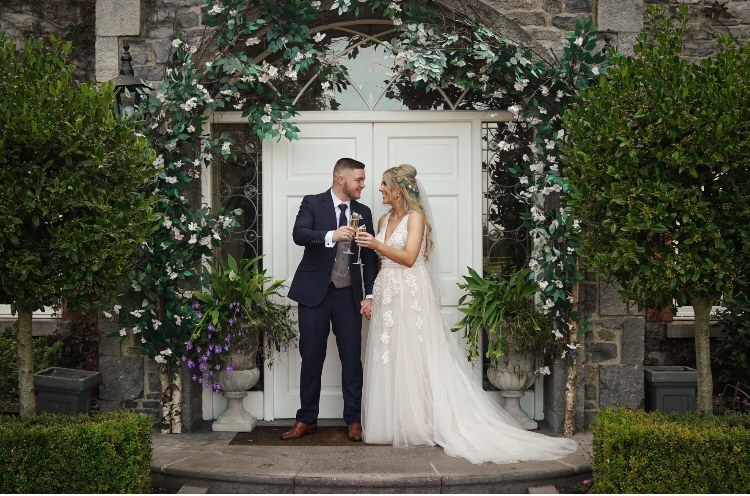 Fair City star Stephanie Kelly ties the knot in a stunning autumn ...