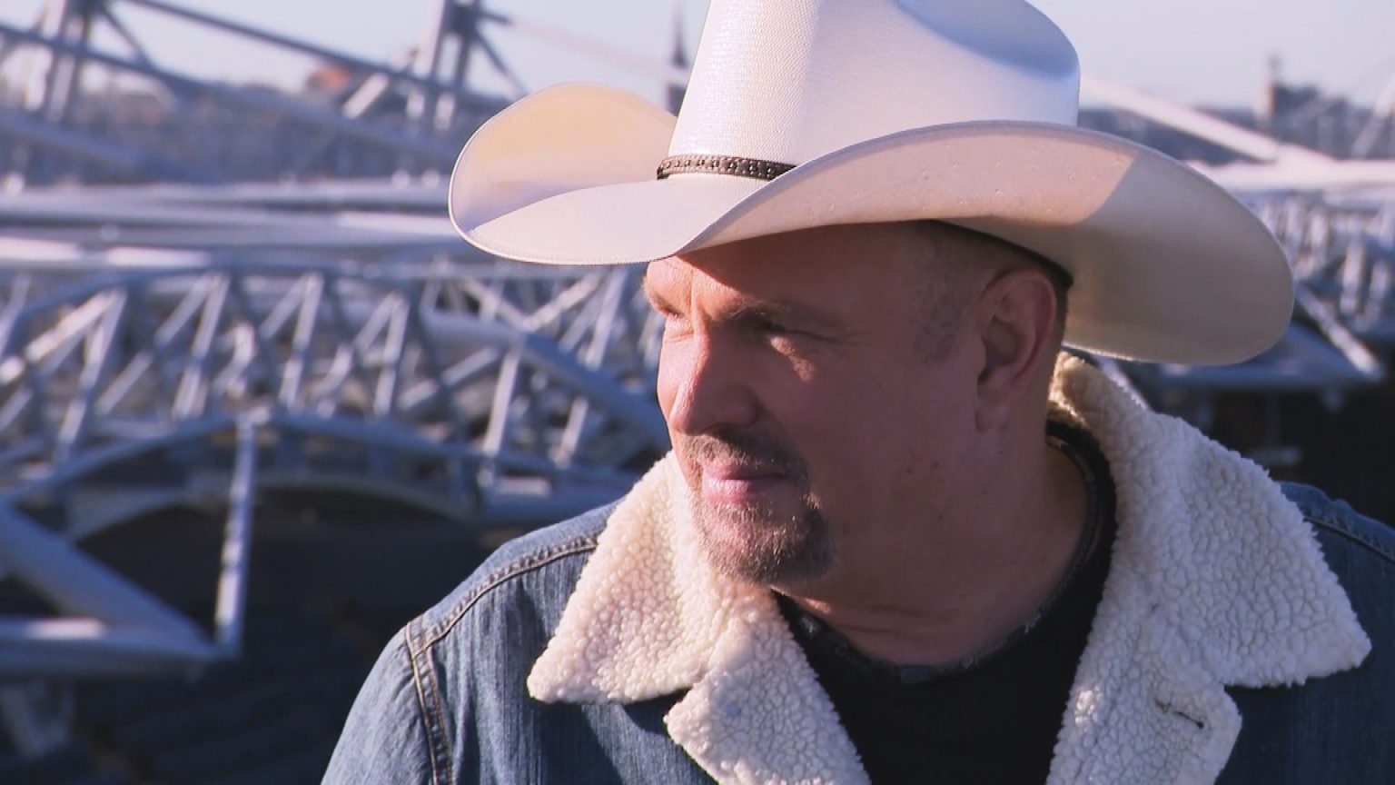 Garth Brooks shows off his pint pulling skills in iconic Kerry pub ...