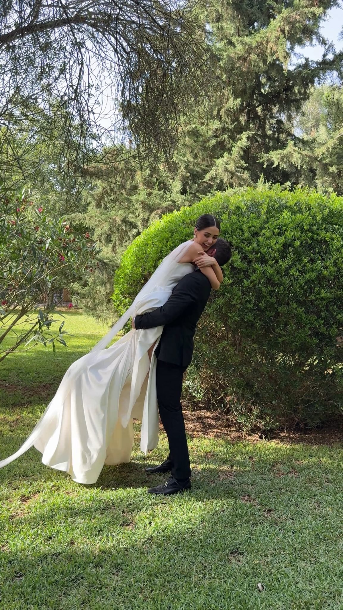 Irish influencer Jessie Willis ties the knot in sunsoaked ceremony