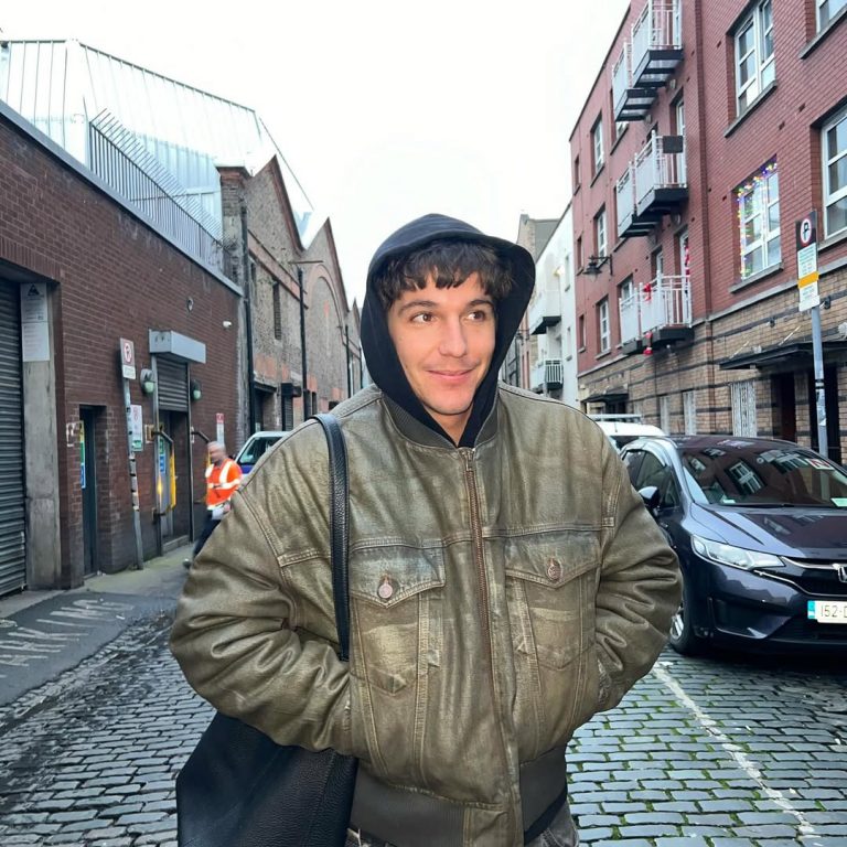 tour starts tonight, been taking notes from ross lynch - VIP Magazine